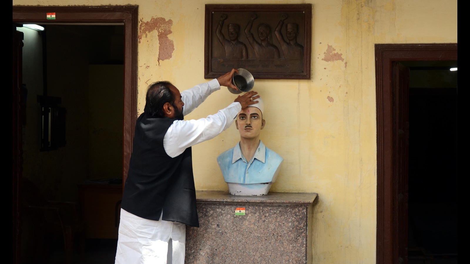 Approach road to Sukhdev Thapar’s ancestral home: Martyr’s relatives ...