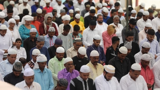 Jamat ul-Vida 2022: Muslims gather for last Friday prayers of Ramadan ...