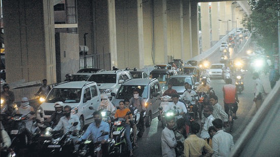New flyover fails to ease traffic issues on Karve road | Hindustan Times