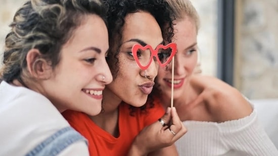 Positivity guide: 6 types of people to stay close to | Hindustan Times