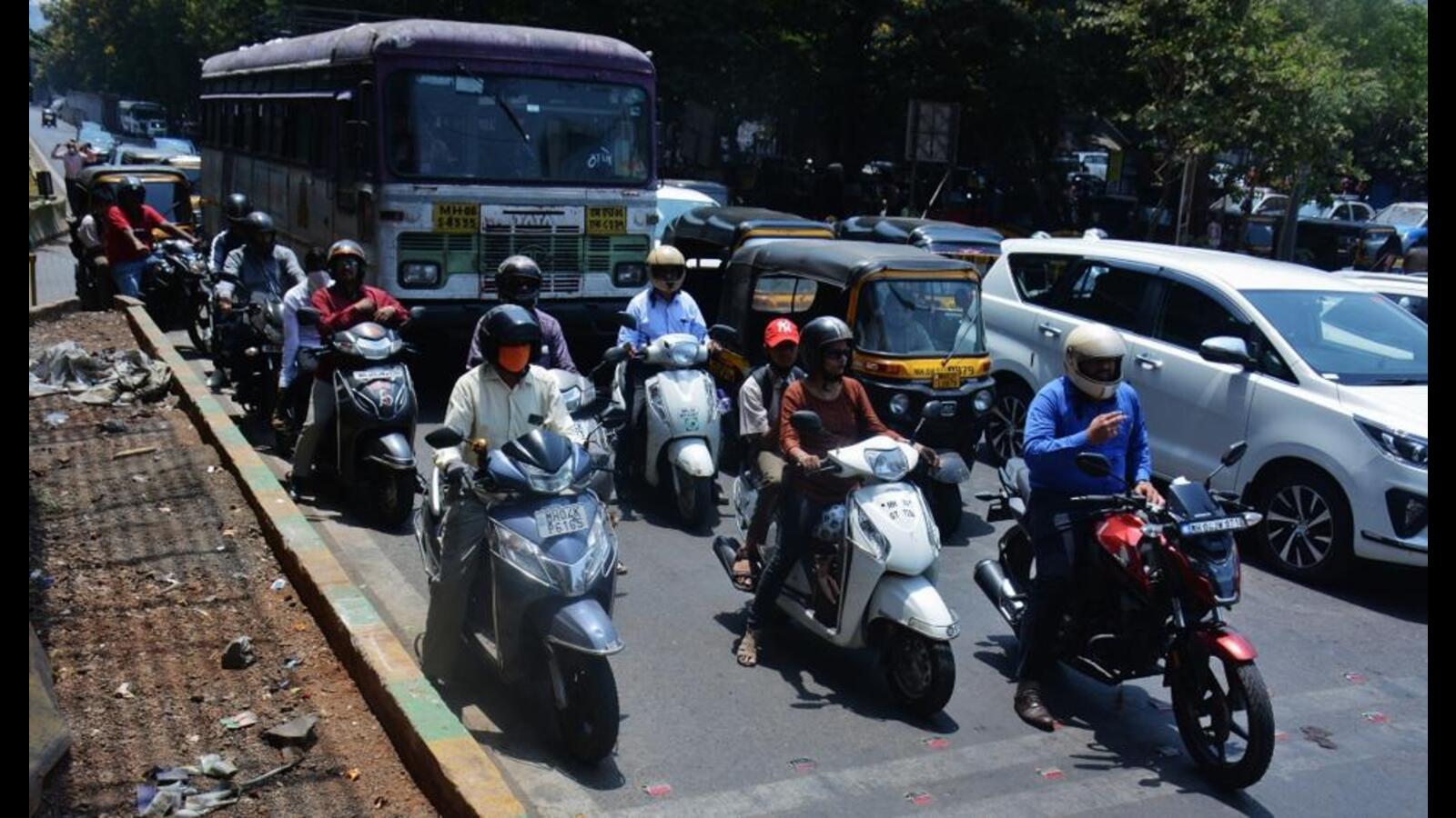 23 lakh vehicles for 22 lakh population in Thane: RTO | Mumbai news