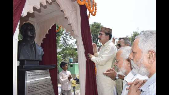 Himachal | Chaudhary Sarwan Kumar’s statue unveiled | Hindustan Times