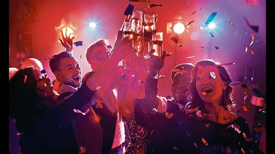Extended bar hours cheer restaurateurs, party goers | Latest News Delhi