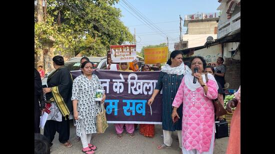 AIDWA sisters out to spread message of peace and love | Hindustan Times