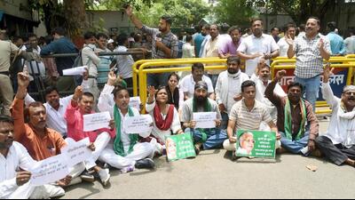 RJD workers, leaders slam CBI raids, protest outside Rabri Devi’s Patna ...
