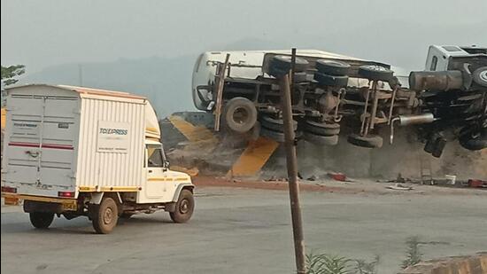 Highway traffic police train 100 personnel to resolve traffic snarls due to oil spills and ...