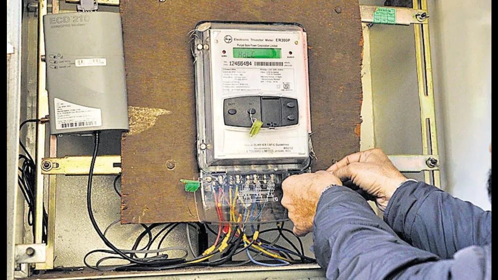 MVVNL to install 79 lakh prepaid smart meters | Hindustan Times