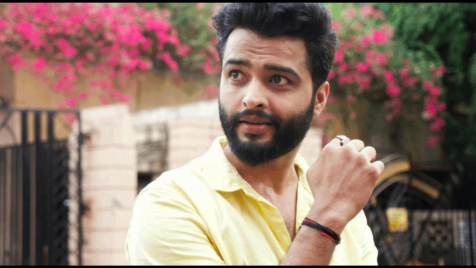 Prabhakar Srinet :I love dabbling between different medium | Bollywood