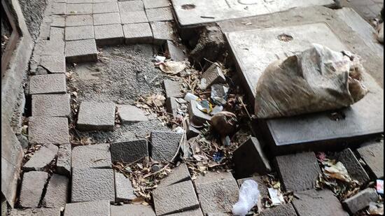 Broken footpaths proving major hindrance to Pune pedestrians ...