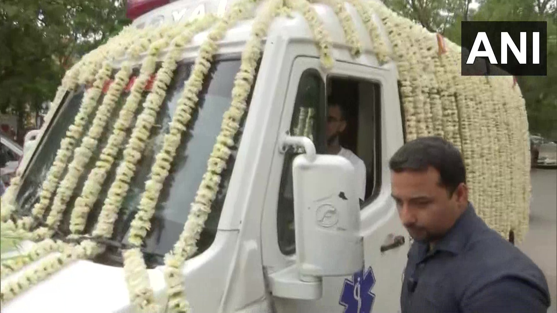 Singer KK funeral highlights: Cremation done, family and friends bid an ...