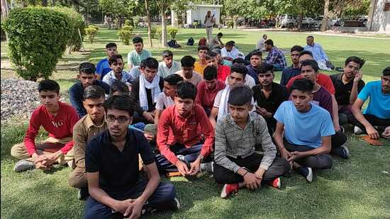 Haryana Super 100 coaching students hold protest in Karnal | Hindustan ...
