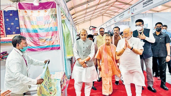 PM launches ₹80K-cr projects at UP summit | Hindustan Times