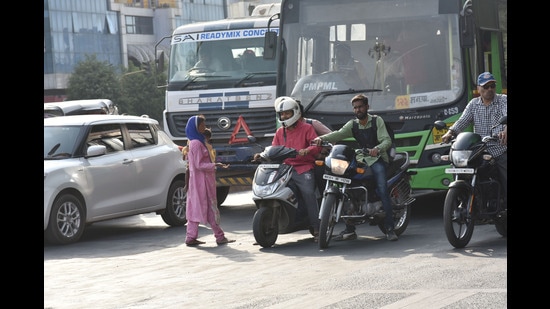 Beggars continue to throng Pune streets | Hindustan Times