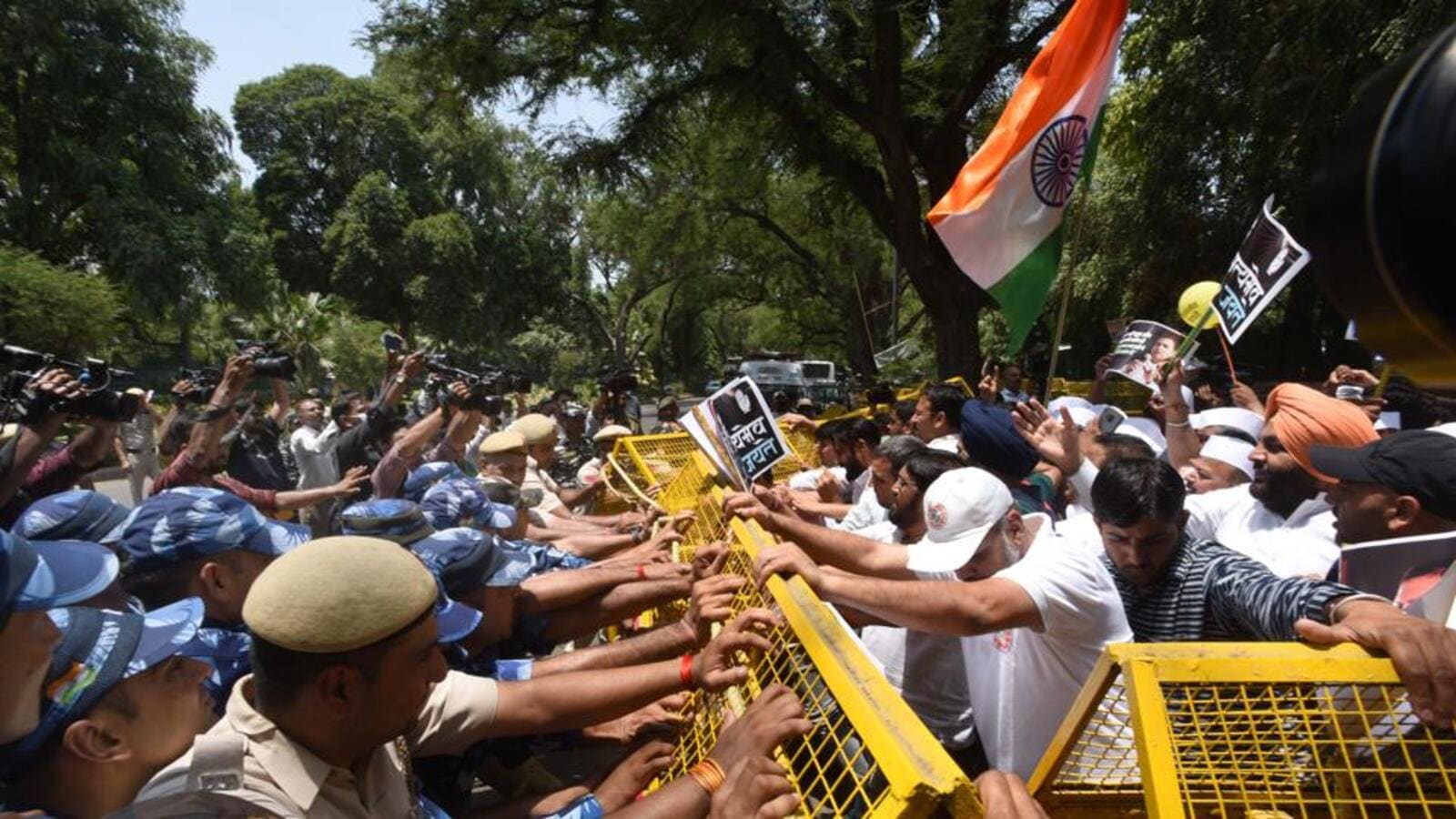 Congress stir: Delhi Police file case over ‘assault of cops’ | Latest ...