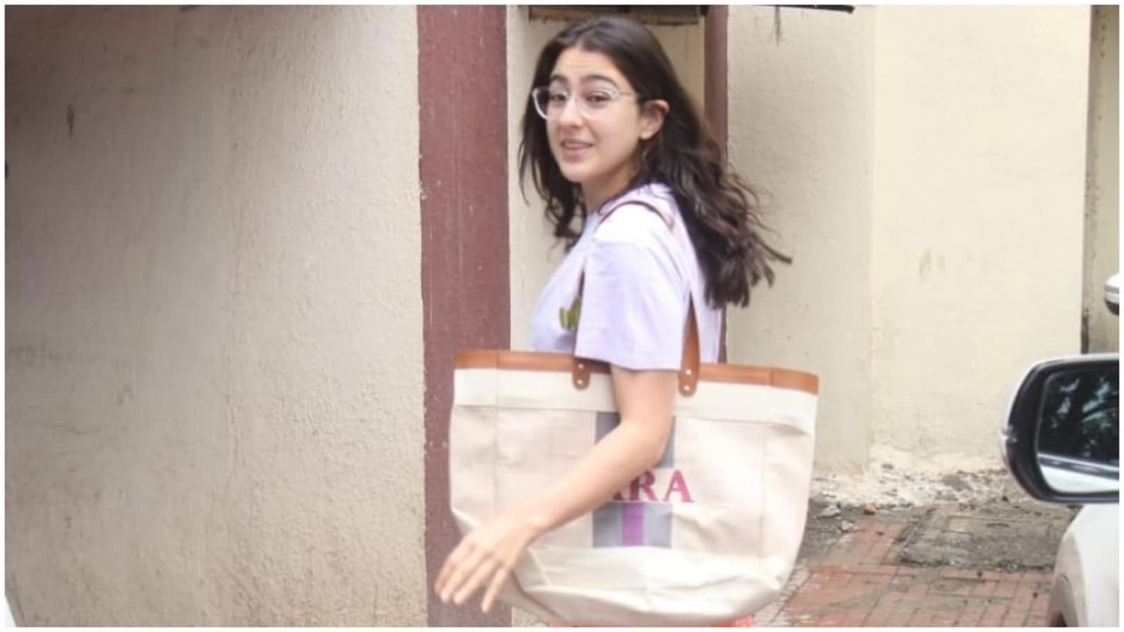 Sara Ali Khan flashes abs in 'No Photo' slogan crop top and shorts ...