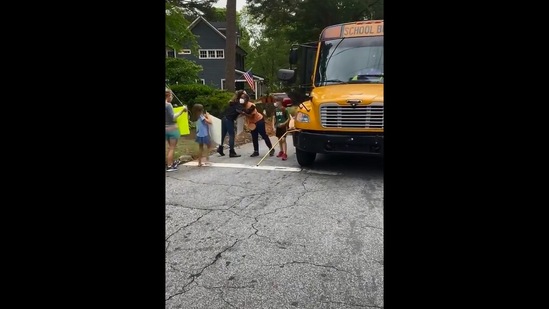 Students and parents do this to surprise bus driver retiring after 28 ...