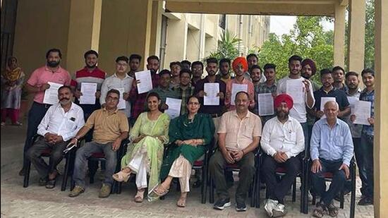 19 students get jobs in textile industry in Ludhiana | Hindustan Times