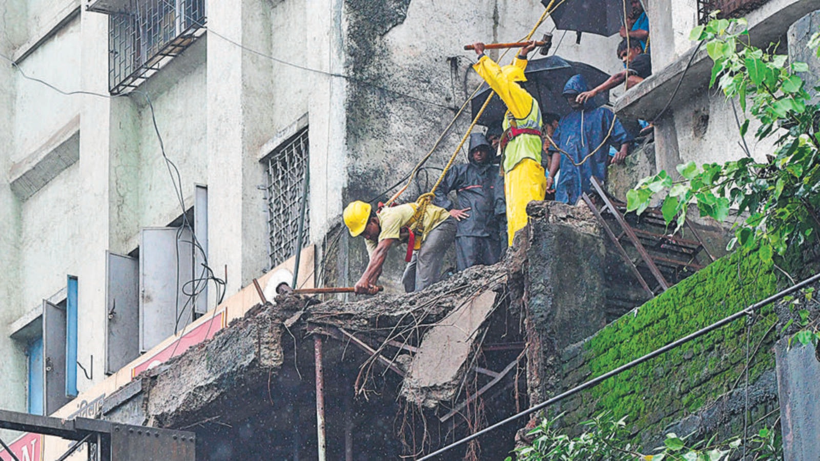 Mega block on Harbour line after part of 46-year-old wall collapses ...
