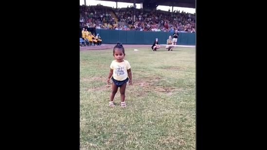 Little girl takes part in baby race as crowd cheers for her. Watch ...
