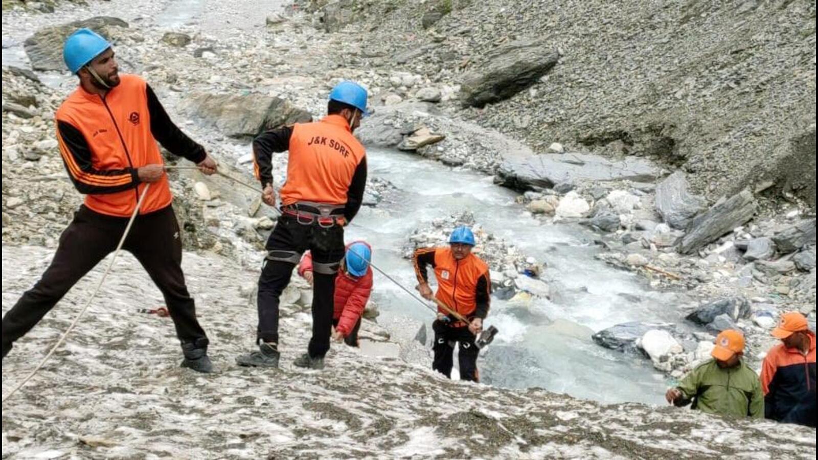 Amarnath Yatra resumes via Baltal after four days | Hindustan Times