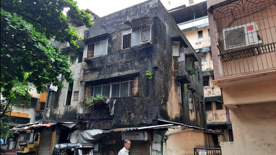 407 families continue to live in extremely dangerous buildings in Thane ...