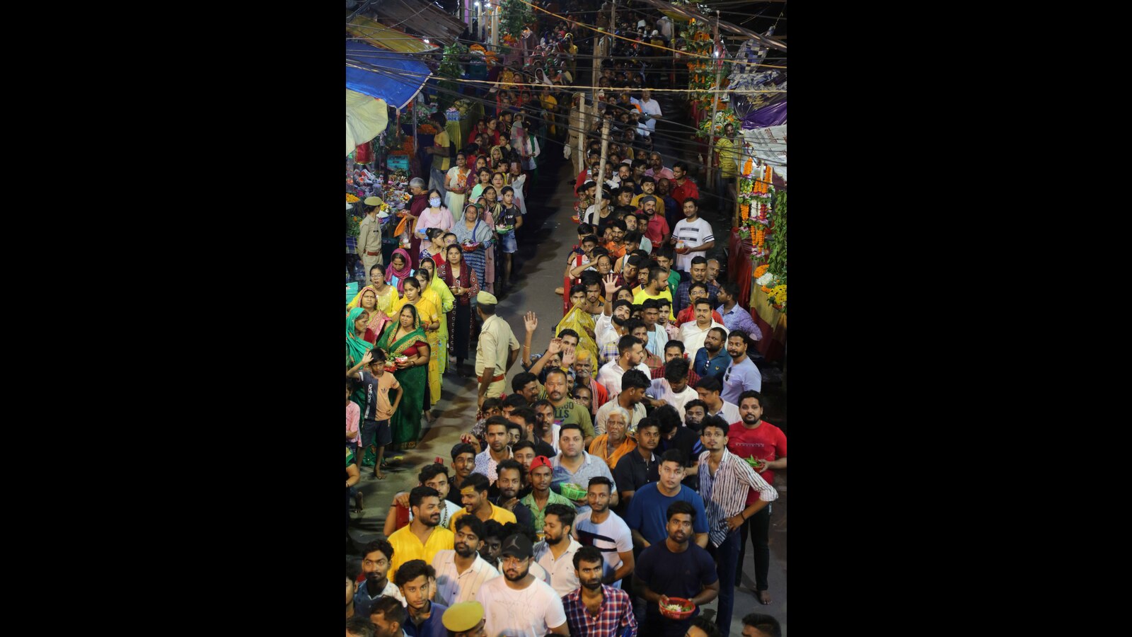 Devotees throng temples on the first Monday of Sawan | Hindustan Times