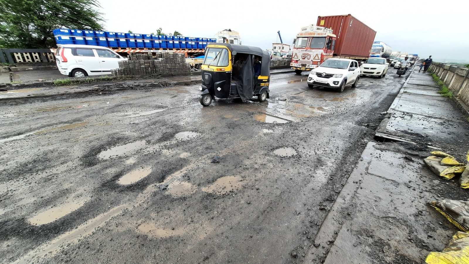 Nightmarish ride for motorists using Kalwa Bridge in Thane | Mumbai news