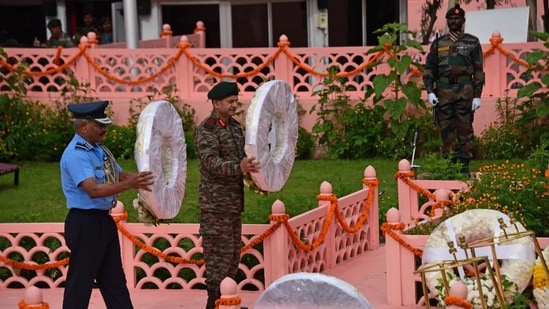 Kargil Vijay Diwas: Indian Army pays homage to martyrs at War Memorial ...