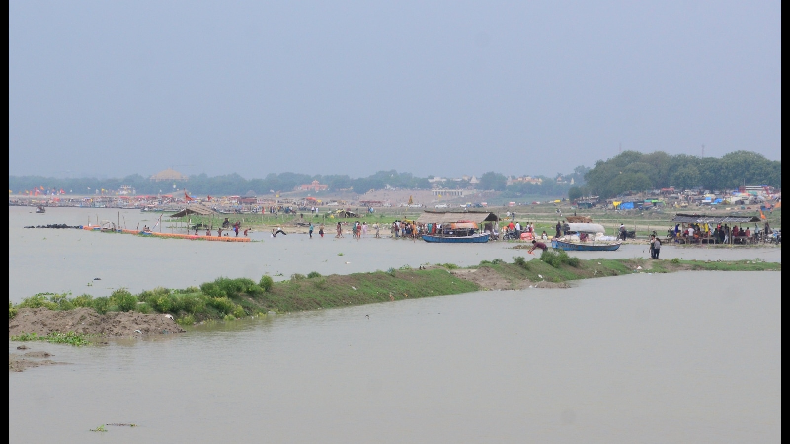 Prayagraj: Rising water level forces people to shift to safer spots ...