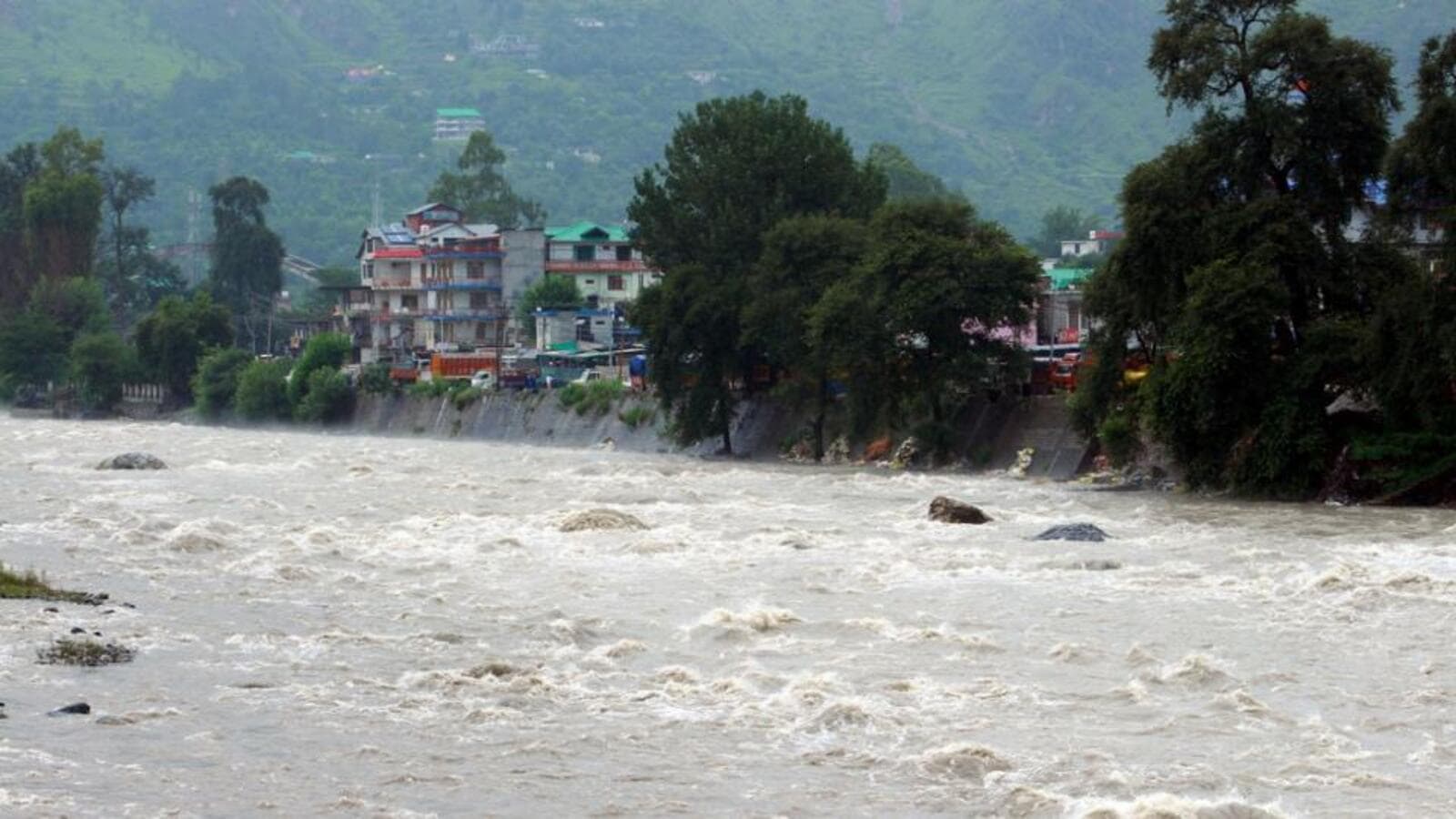 Six injured in flash flood in Kullu, landslides leave 36 roads blocked ...