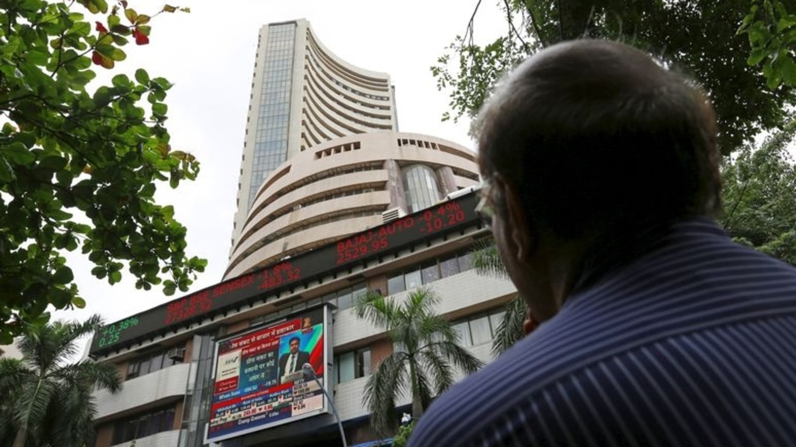 Indian shares extend gains as IT stocks advance - Hindustan Times