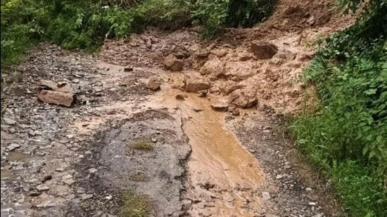 Massive landslide on Mandi outskirts blocks Chandigarh-Manali highway | Hindustan Times