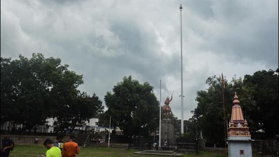 Tall poles fall short of hoisting tricolour in Pune | Hindustan Times