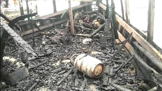 5 die as LPG cylinder explodes on boat | Hindustan Times