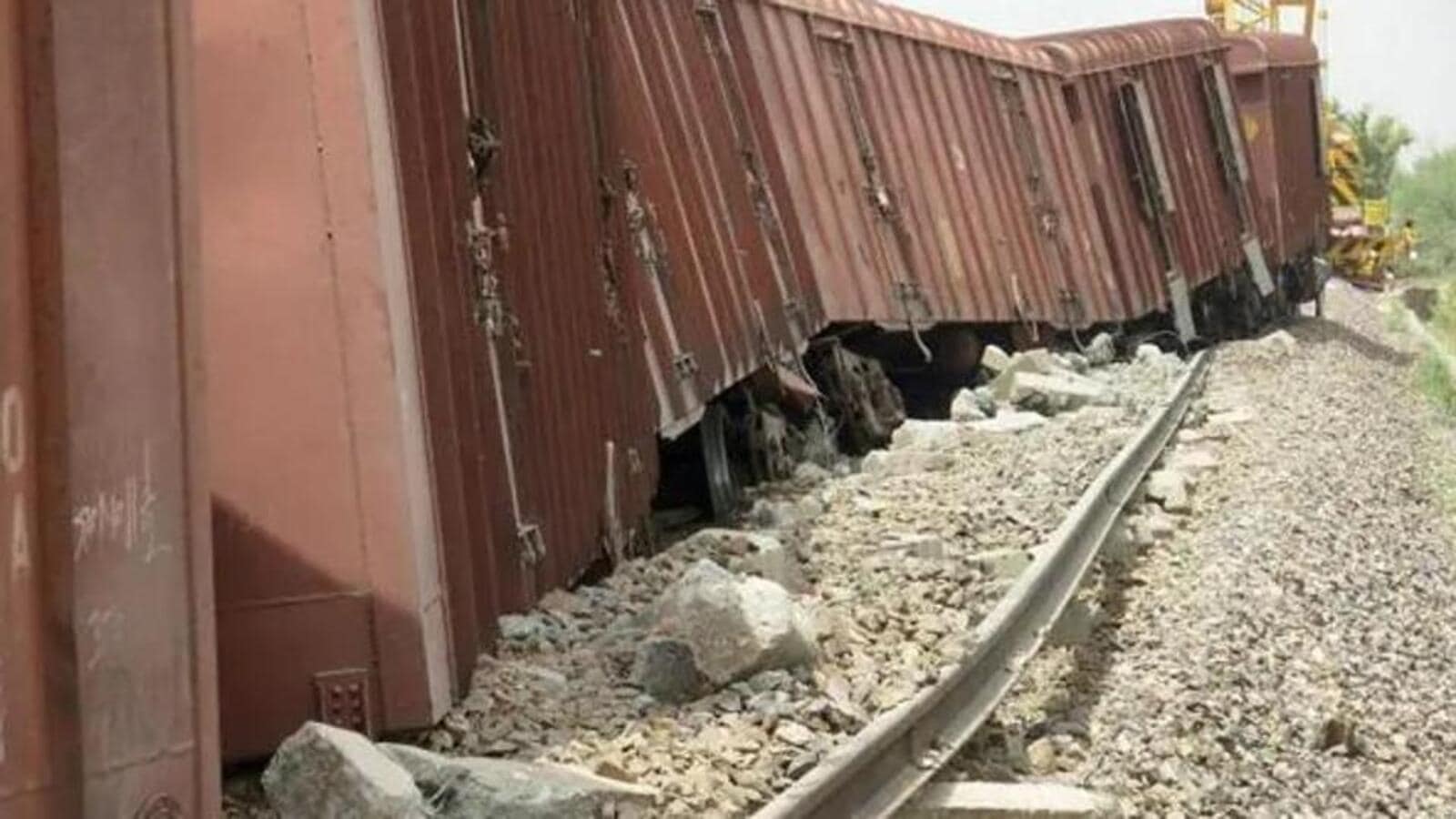 8 bogies of goods train derail on Delhi-Rohtak railway line - Hindustan ...