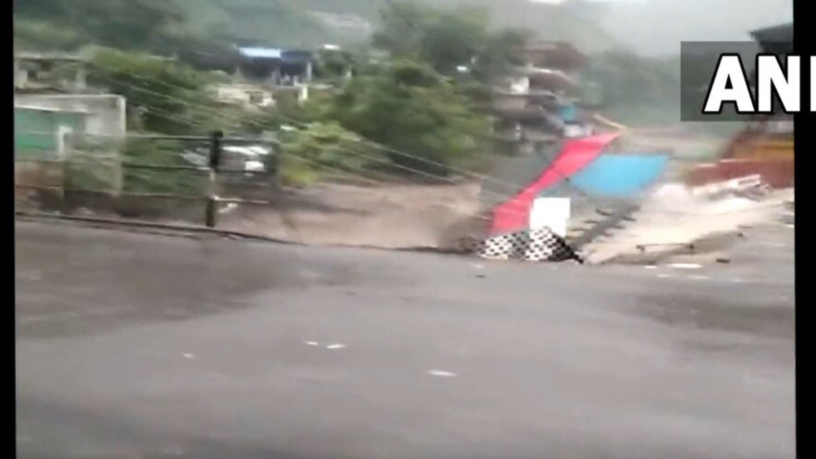 Kullu: Cloudburst washes away shops, vehicles in the blink of an eye ...