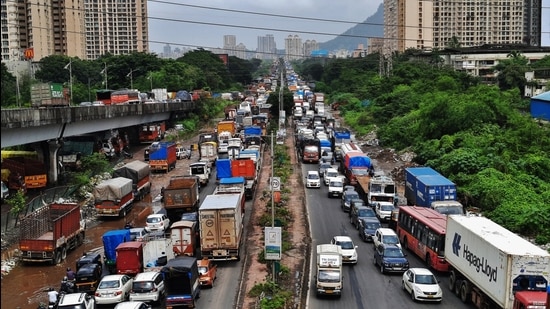 Long weekend, potholes cause traffic jam in Thane | Mumbai news