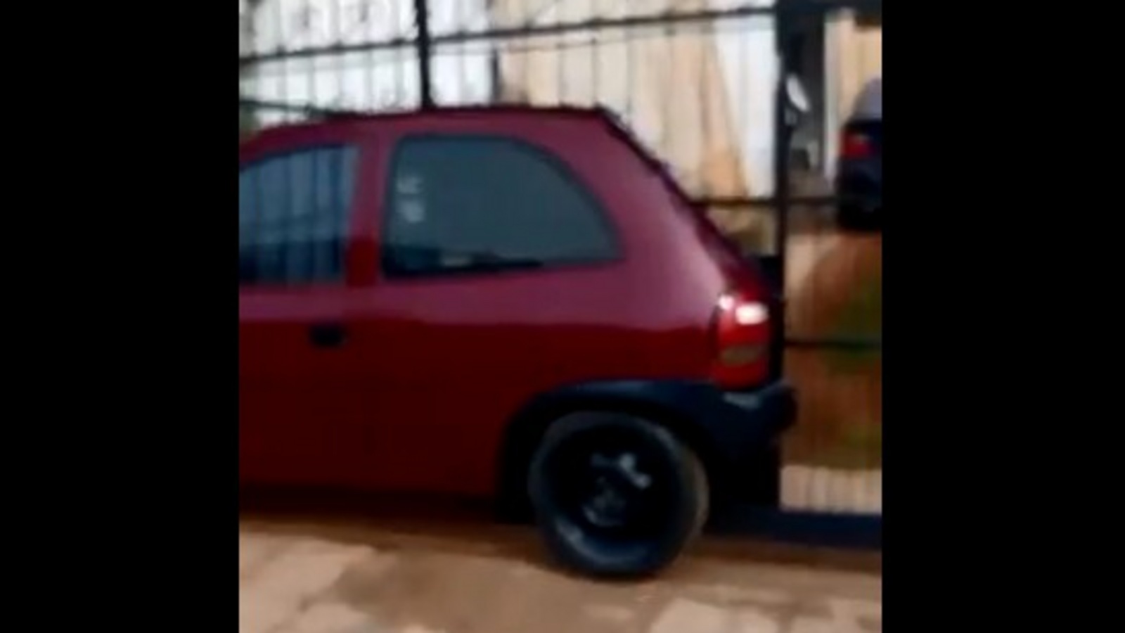 Interesting car-shaped gate intrigues Anand Mahindra, leaves him with ...