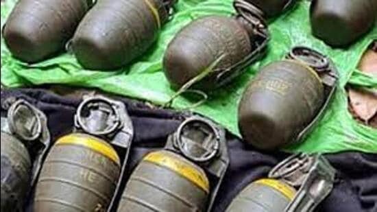 Two civilians injured as terrorists hurl grenade at CRPF bunker in Kashmir | Hindustan Times