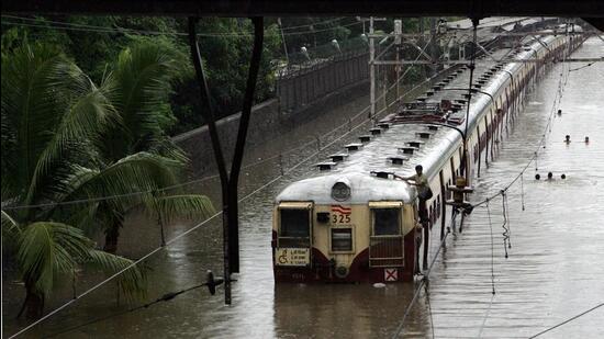 Despite heavy rain, CR, WR evade waterlogging on tracks | Mumbai news