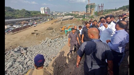 CM Shinde instructs NHAI to demolish old Chandni chowk bridge ...