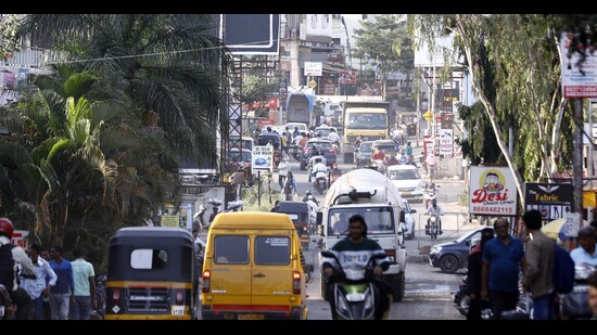 Traffic police makes Porwal road one-way to ease congestion | Hindustan ...