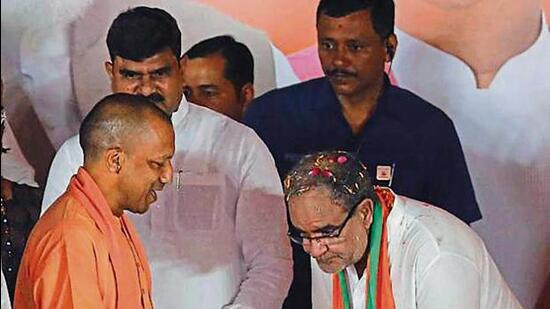 Yogi Adityanath welcomes new U.P. BJP chief, lays stress on united effort in polls | Hindustan Times