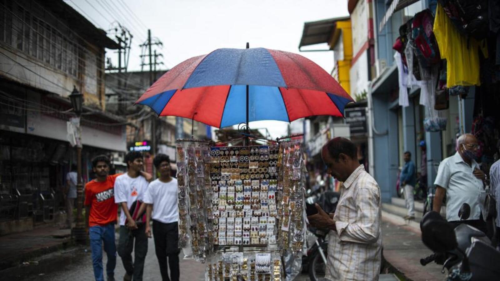 Rain continues to hit life in Kerala, yellow alert in 14 distts ...