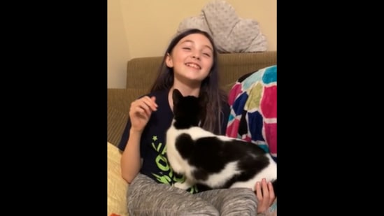 Cat chooses little girl as favourite human of household in viral Reddit ...