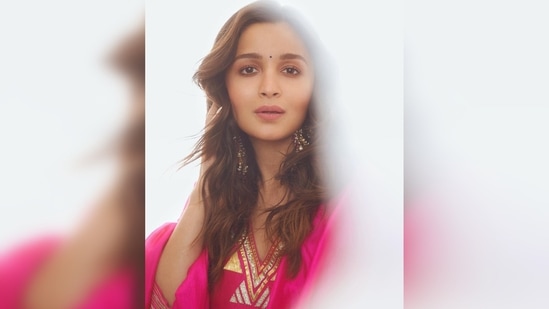 Alia Bhatt in customised 'baby on board' pink gharara set makes fans go ...