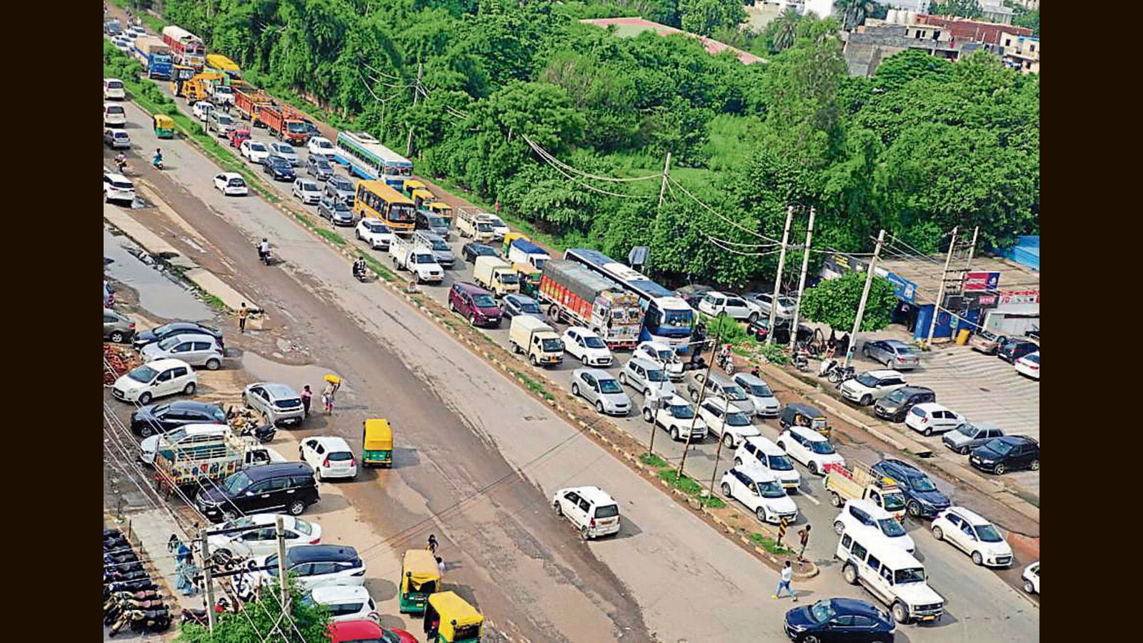 Dera Bassi-Zirakpur highway: Flyover construction begins in absence of service lanes, worsens ...