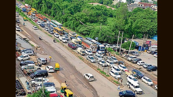 Dera Bassi-Zirakpur highway: Flyover construction begins in absence of service lanes, worsens ...