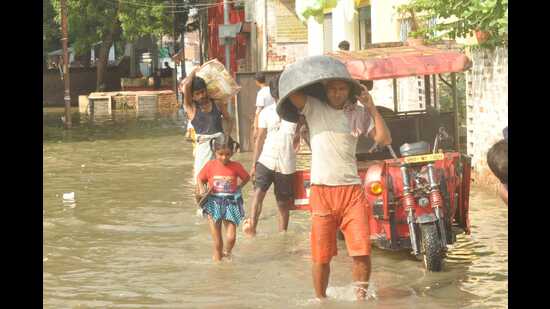 Floods leave behind a trail of devastation in Varanasi | Hindustan Times