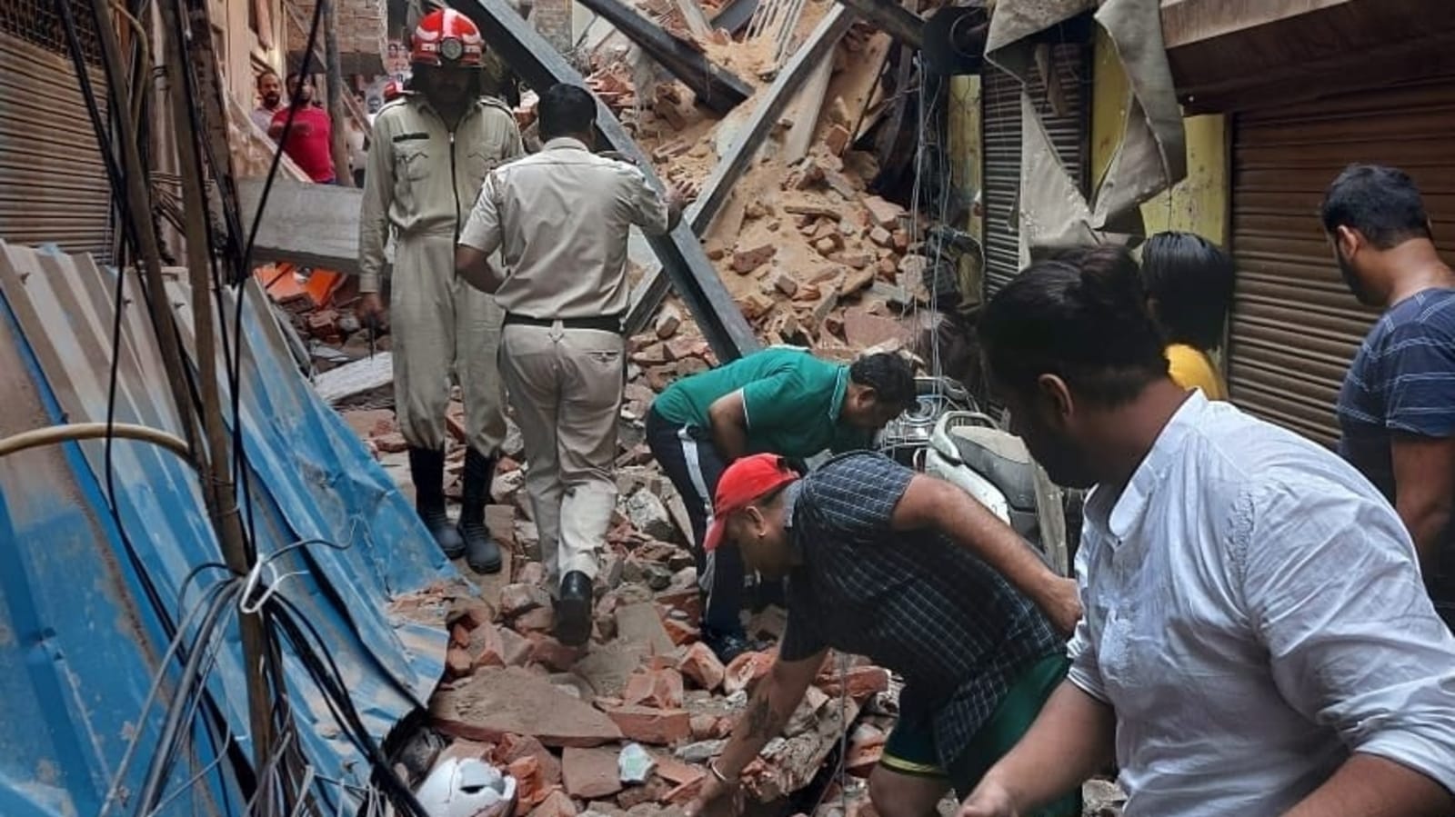 Delhi building collapse: CM announces compensation, AAP slams BJP ...
